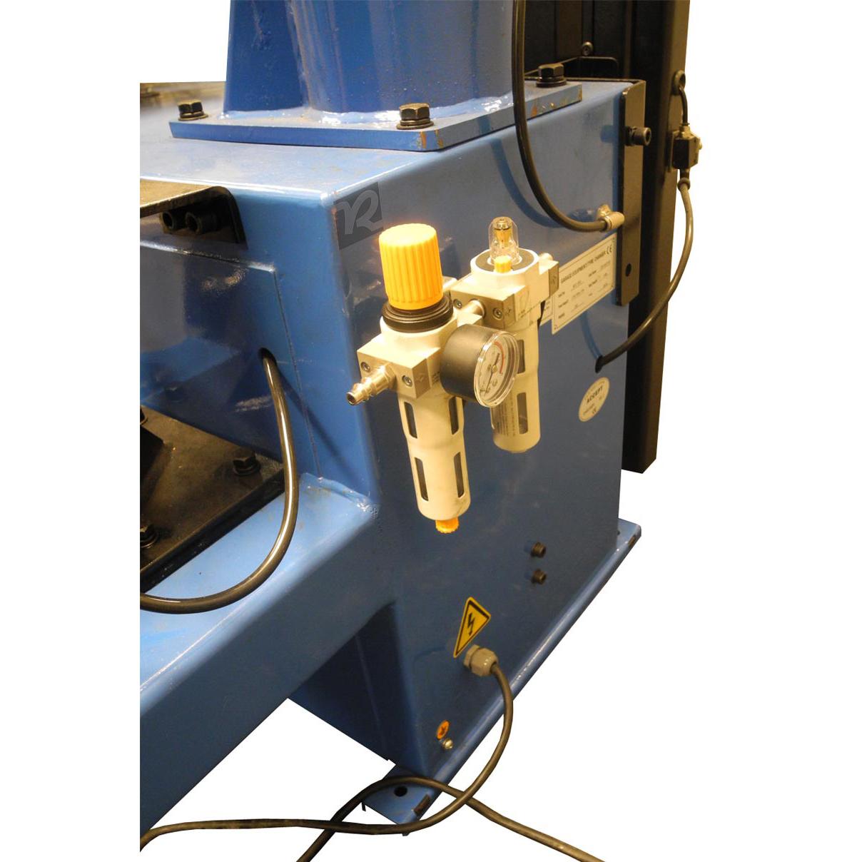 Triumph NTC-950 Auto & Motorcycle Tire Changer | Redline Stands